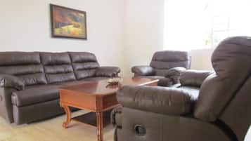 Villa Deluxe | Sala | Televisor de ecrĂŁ plano de 26 polegadas com canais digitais, televisor