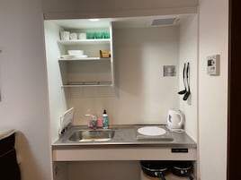 Minifrigorífico, um micro-ondas, uma placa de cozinha