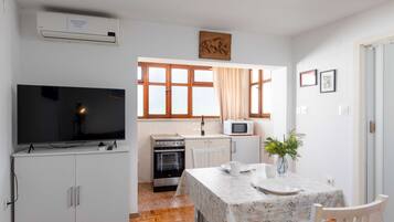 Apartamento (One-Bedroom Apartment) | Cozinha privada | Um frigorífico, um micro-ondas