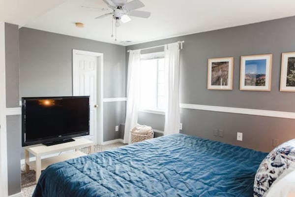 Private 2br Hideaway Suite W\/ Hot Tub & Firepit! - Colorado Springs, CO