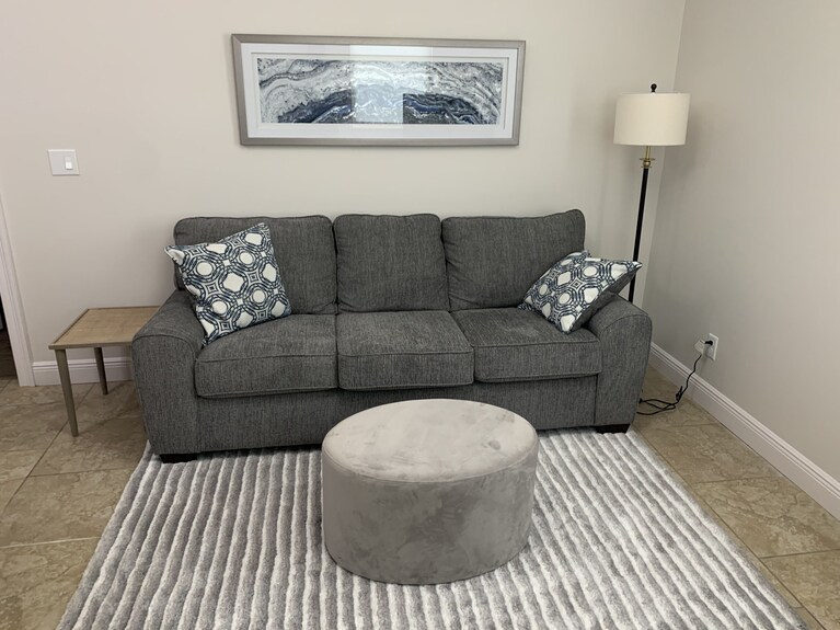 Lower Level Upscale Midtown Apartment! . - Mobile, AL