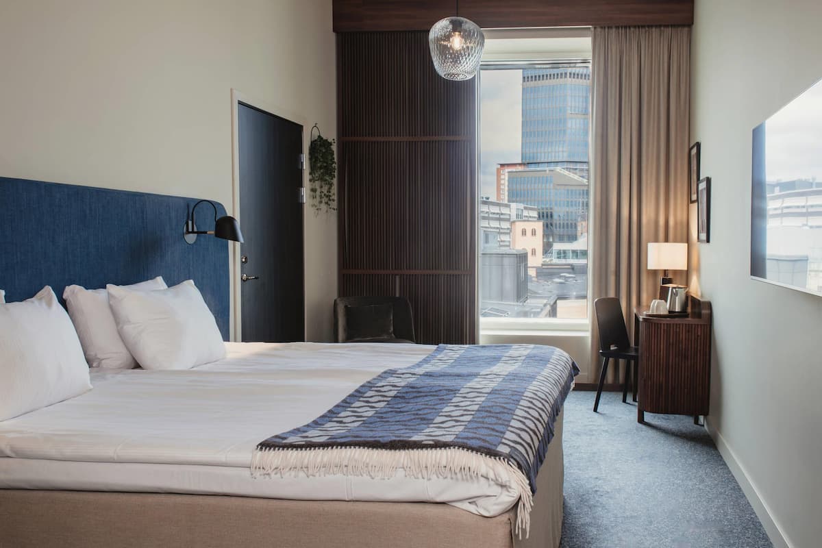 Quarto Duplo Standard | Secretária, secretária adequada para computadores portáteis