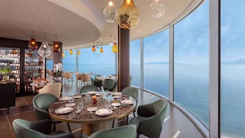 Almoços, jantares servidos, cozinha regional, com vista para o oceano