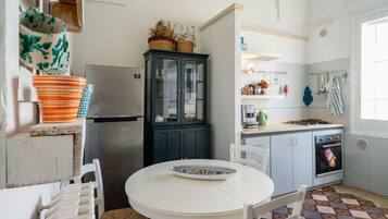 Apartamento, 1 cama queen-size e sofá-cama, varanda, Vista para a cidade | Cozinha privada | Um frigorífico/congelador grande, um micro-ondas, um forno