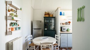 Apartamento, 1 cama de casal e sofá-cama, sacada, vista para a cidade | Cozinha privada | Geladeira grande, micro-ondas, fogão, cooktop