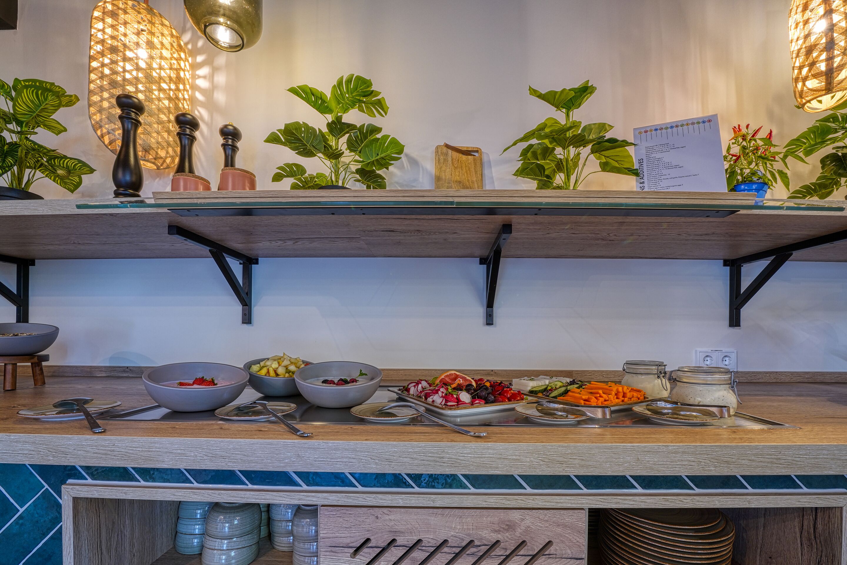 Disposição de buffet com diversos alimentos e acompanhamentos.