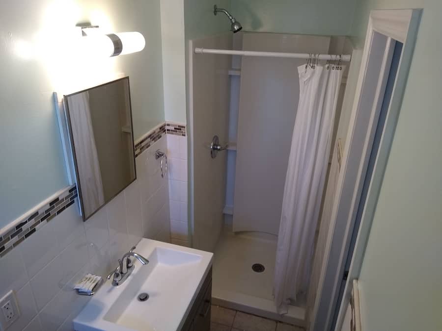Quarto Individual Clássico | Casa de banho | Um polibã, toalhas fornecidas