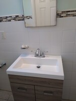 Quarto Individual Clássico | Casa de banho | Um polibã, toalhas fornecidas 