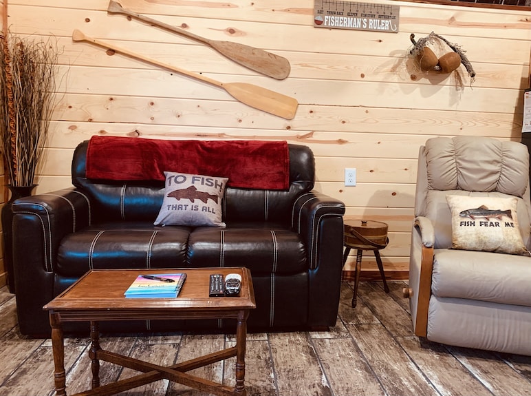 Cozy & Rustic Tiny Cabin, Wifi, Outside Fire Pit, Quiet And Peaceful Area - Pine Creek Lake, OK