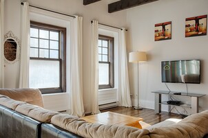 Apartamento, 2 quartos (SJ201) | Sala de estar | Smart TV de 36 polegadas com canais por cabo, televisor 