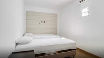 Quarto triplo, várias camas | Wi-Fi de cortesia, roupa de cama