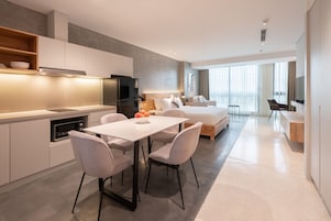Suite-Estúdio Júnior | Cozinha privada | Um frigorífico, um micro-ondas, uma placa de cozinha 