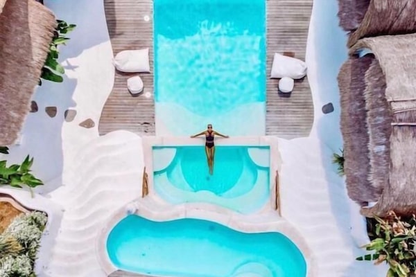 2 piscinas externas, guarda-sóis