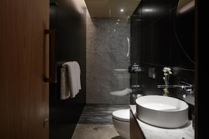 Vila premium, 2 quartos, piscina particular | Banheiro | Chuveiro, chuveiro com efeito de chuva, produtos de toalete grátis 