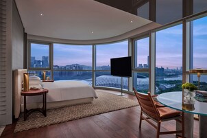 Quarto luxo, 1 cama King (Partial Bay View) | Vista do quarto