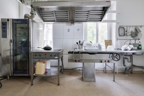 Quarto Twin, 2 camas individuais, casa de banho partilhada (Access to kitchen) | Cozinha privada | Um micro-ondas no espaço comum 