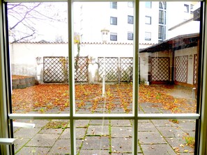 Quarto casal urbano, 1 cama Queen e sofá-cama, para não fumantes, no piso térreo | Escrivaninha, espaço de trabalho para notebook, Wi-Fi de cortesia