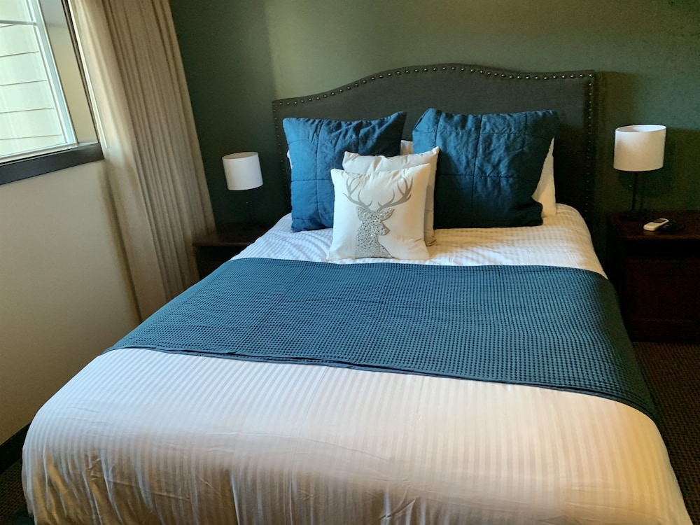 Scenic Mountain *Outdoor Hot Tub* 1 Bedroom + Den - Canmore