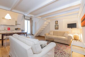 Suite-Estúdio, 1 quarto | Sala de estar | TV de ecrã plano 