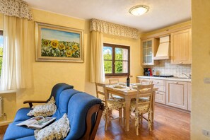 Vila família, vários quartos, lareira (Tenuta Di Litiano With Pool) | Área de estar | TV de tela plana 21 polegadas com canais a cabo, TV, lareira