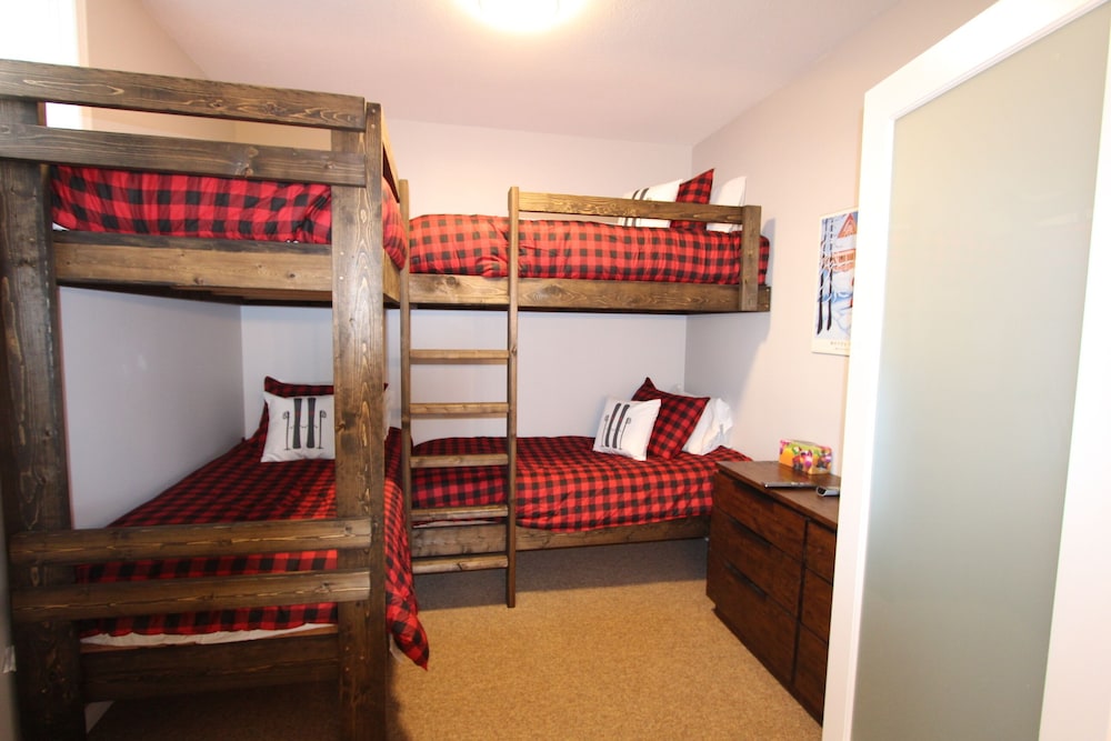 Renovated Ground Level Suite Backing Onto Alpine Chair - Pet Friendly - 암스트롱