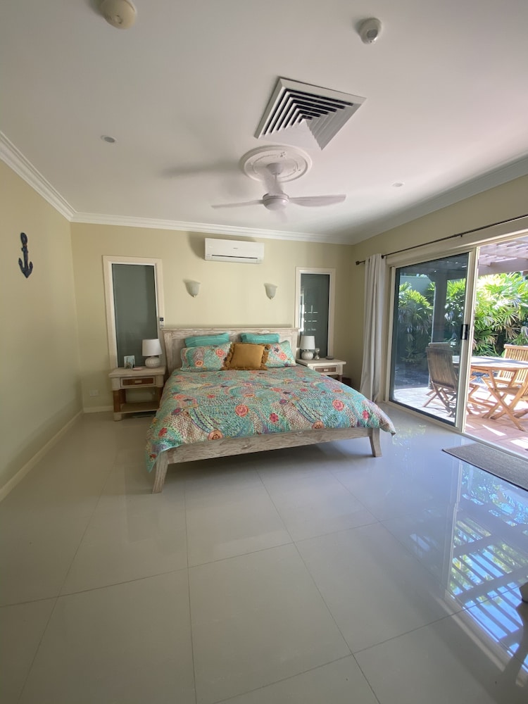 Stones Throw To The Beach - Port Douglas