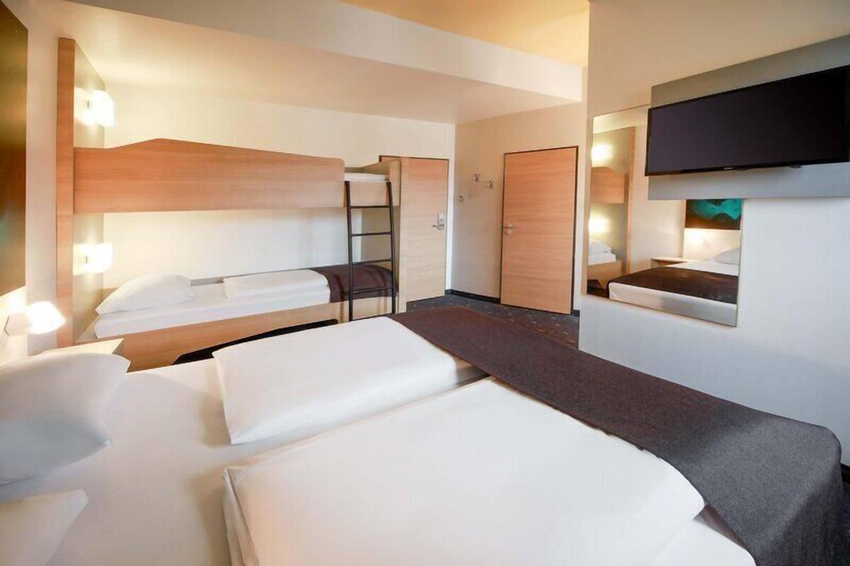 Quarto quádruplo | Escrivaninha, quartos à prova de som, Wi-Fi de cortesia, roupa de cama