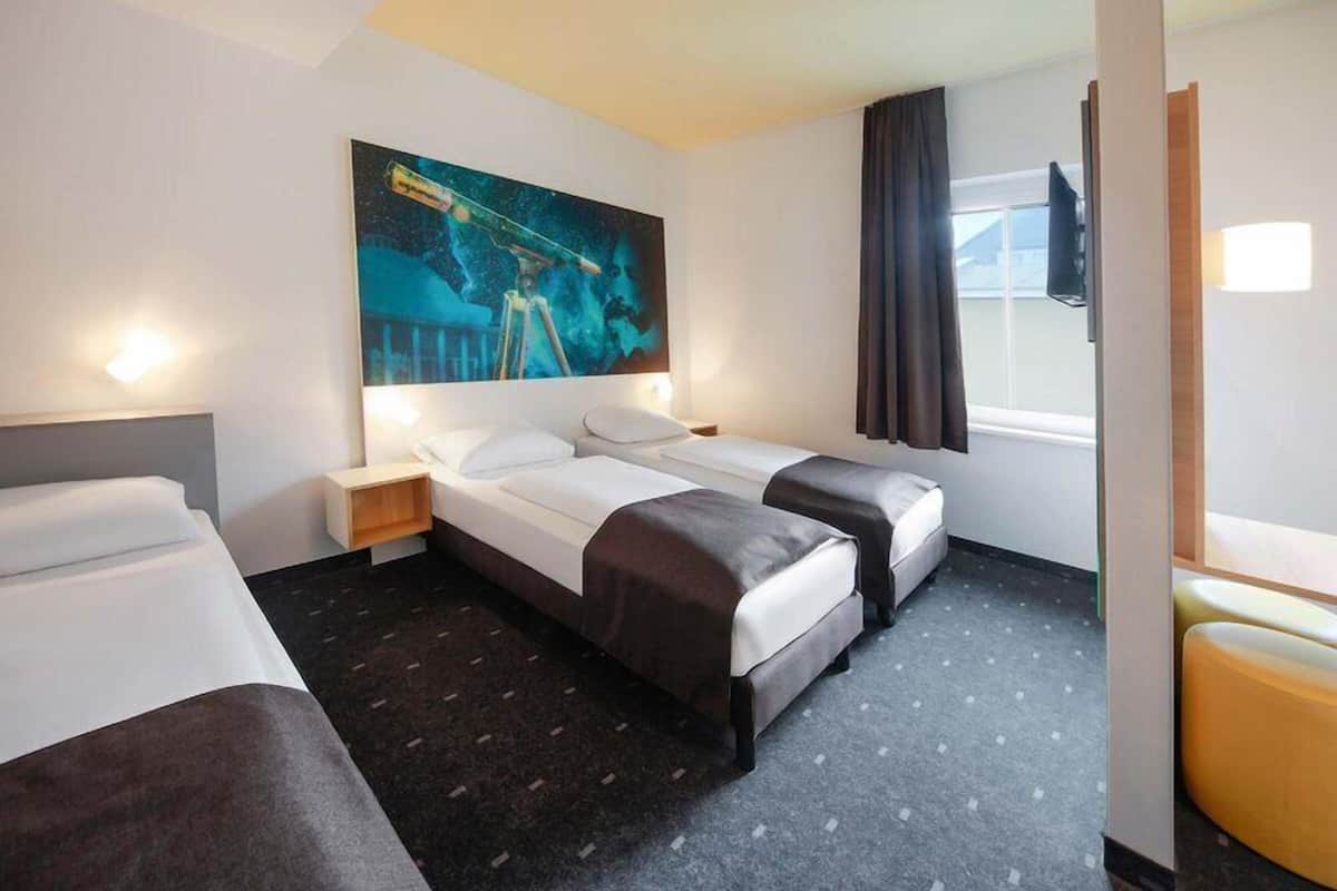 Quarto triplo | Escrivaninha, quartos à prova de som, Wi-Fi de cortesia, roupa de cama