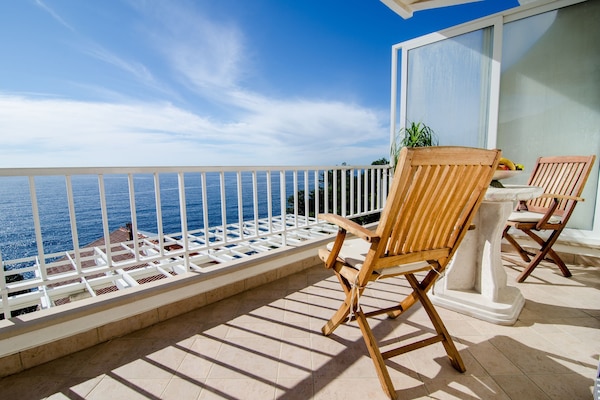 Apartamento (Three-Bedroom Apartment) | Varanda