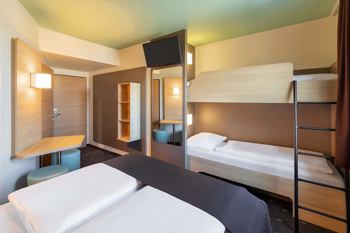 Quarto quádruplo | Escrivaninha, quartos à prova de som, Wi-Fi de cortesia, roupa de cama