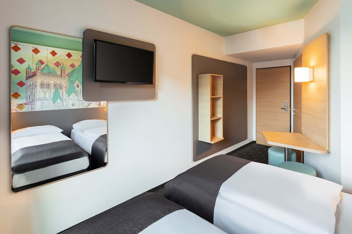 Quarto duplo | Escrivaninha, quartos à prova de som, Wi-Fi de cortesia, roupa de cama