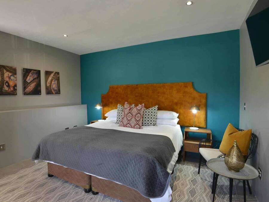 Quarto de Luxo | Minibar, cofre no quarto, Wi-fi grátis, roupa de cama fornecida