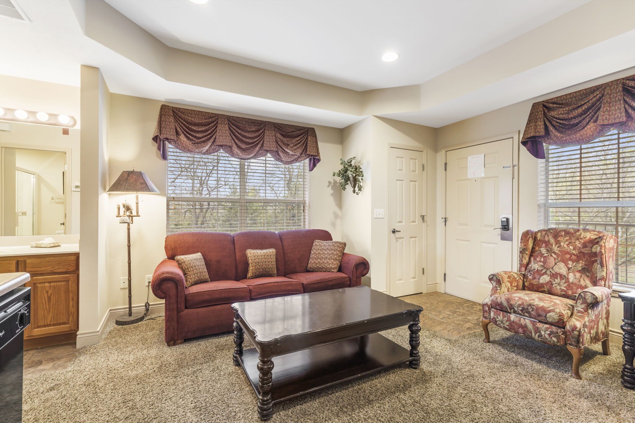 King Suite Golf Condo With Jacuzzi Tub, Kitchenette & Private, Covered Balcony - Table Rock Lake