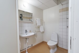 Estúdio, 2 camas individuais | Casa de banho | Um polibã, um secador de cabelo (mediante pedido), toalhas fornecidas