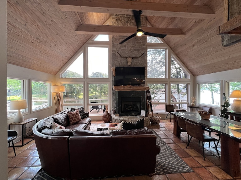 Tranquil Lakefront Home *We Are Not A Party House* - Hot Springs, AR