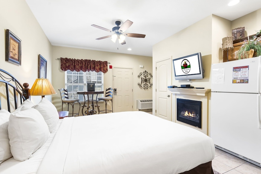 King Bedroom, 1 Bathroom + Adjoining Queen Suite Golf Condo - Branson, MO