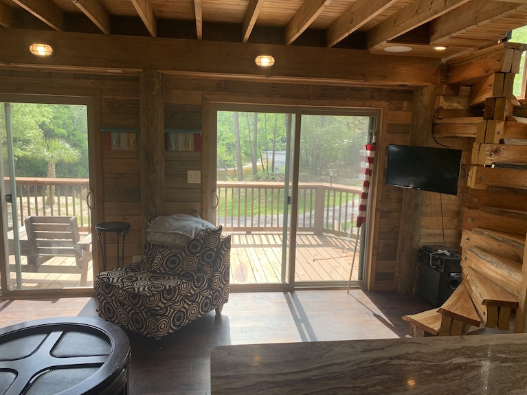 Cozy Cabin On The River - Biloxi