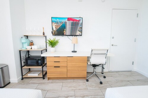 Breathtaking 2br 2bth Condo W/water Views, Balcony,  Pool, Gym - 24th Fl (2409ab) - Hallandale Beach, FL