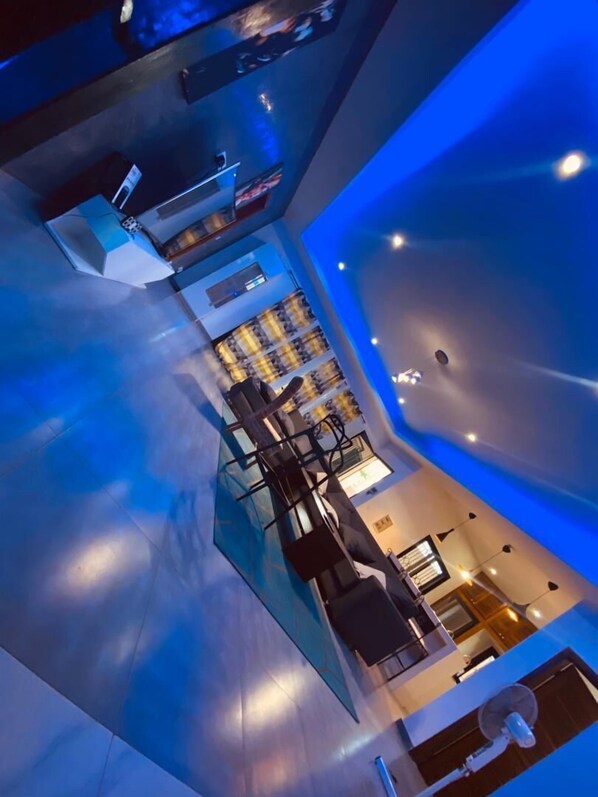 Villa, 4 quartos | Sala de estar | Televisor de ecrã plano de 42 polegadas com canais por cabo, televisor 