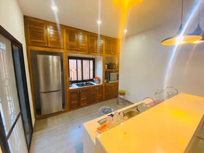 Villa, 4 quartos | Cozinha privada | Um frigorífico/congelador grande, um forno, uma placa de cozinha 