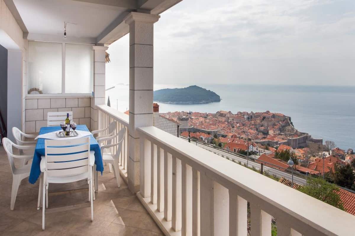 Apartamento (Three-Bedroom Apartment) | Fachada