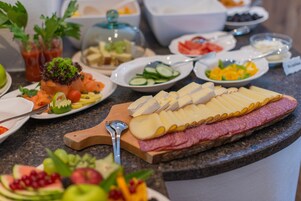 Pequeno-almoço tipo buffet diário mediante uma taxa 