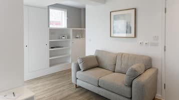 Apartamento, 1 quarto | Área de estar | TV de tela plana 40 polegadas com canais digitais, smart TV