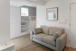 Apartamento, 1 quarto | Área de estar | TV de tela plana 40 polegadas com canais digitais, smart TV