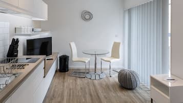 Apartamento, 1 quarto | Cozinha privada | Geladeira grande, micro-ondas, fogão, cooktop