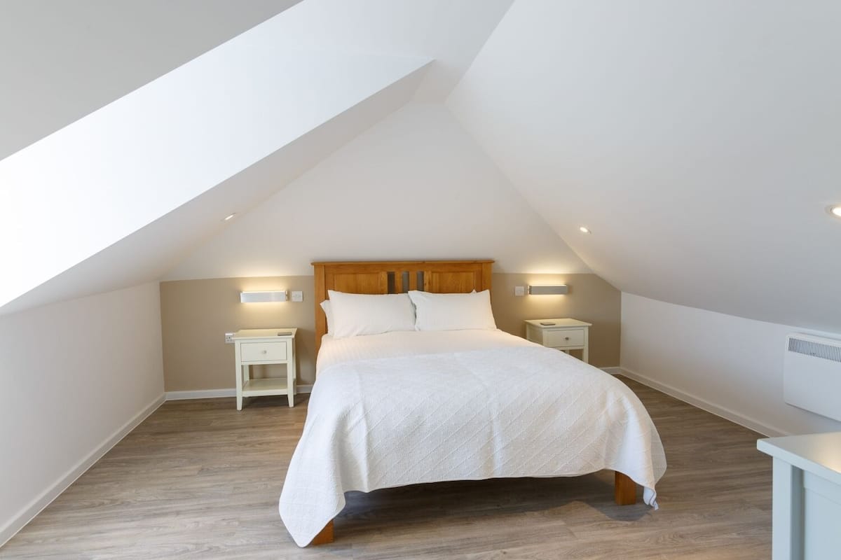 Apartamento, 2 quartos | 1 quarto, quartos à prova de som, ferros/tábuas de passar roupa