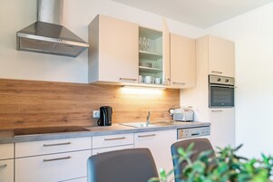 Apartamento Comfort, terraço | Cozinha privada | Um frigorífico, um micro-ondas, um forno, uma placa de cozinha 