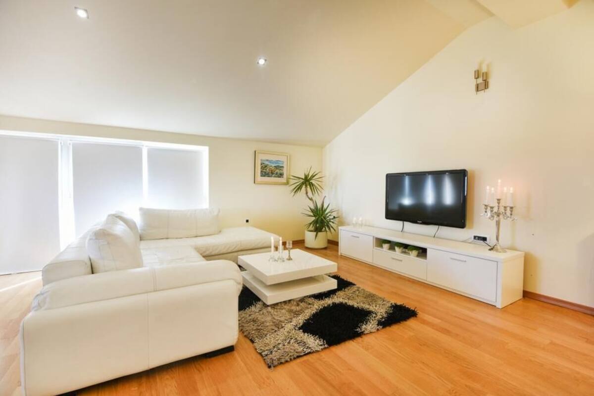 Apartamento Gallery, 2 quartos, 2 casas de banho, junto à piscina | Sala | Televisor de 70 cm com canais via satélite