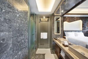 Fairmont, Suíte família, várias camas, acesso à piscina, vista para o oceano | Banheiro | Chuveiro/banheira combinados, produtos de toalete grátis