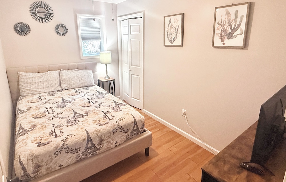 Cozy/ Entire 2 Beds & 1 Bath Apartment. Private Entry.15 Min From Airport - Goose Creek, SC
